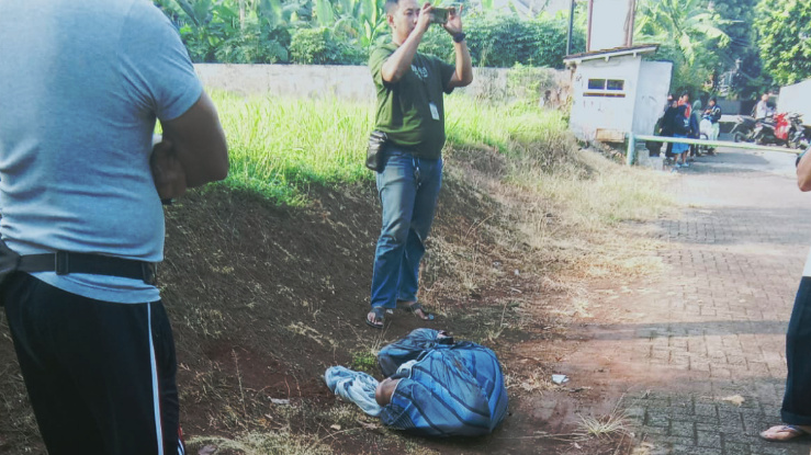 Mayat Dalam Buntalan Sarung Ditemukan Petugas Kebersihan di Jalan Perum Makadam Tangsel ...